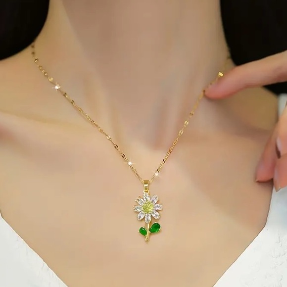 Jewelry | Daisy Flower Gold Toned Necklace | Poshmark
